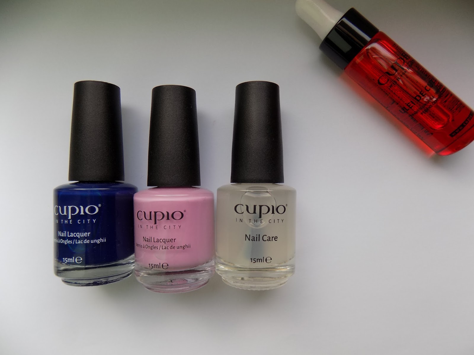 Unghiute colorate de la Cupio