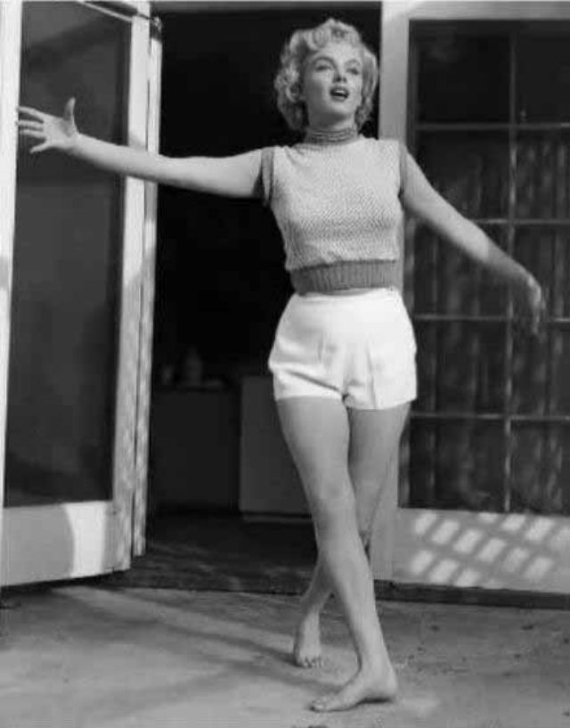 10 Fascinating Black And White Photos Of Marilyn Monroe In Shorts At