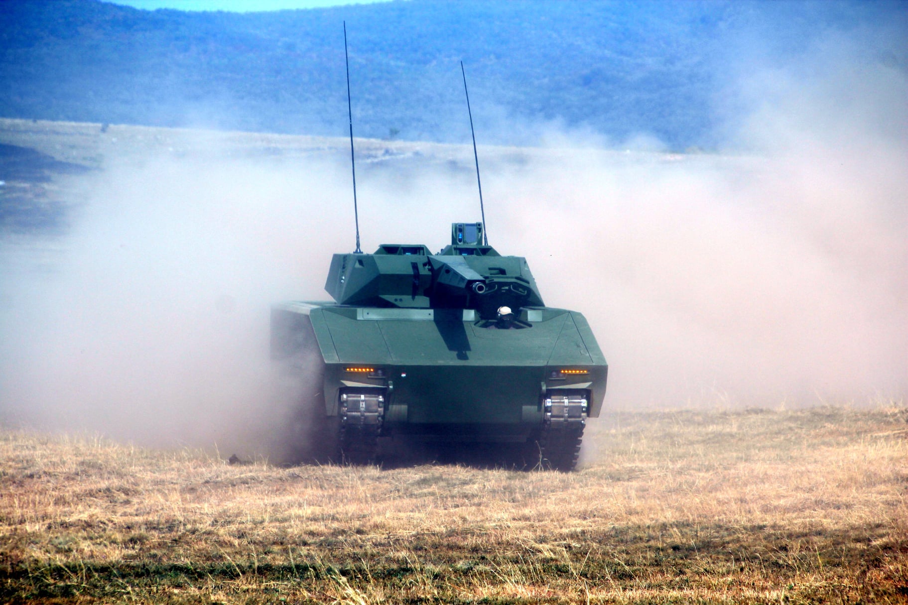 The Dead District: Rheinmetall Lynx IFV demonstration in Hungary