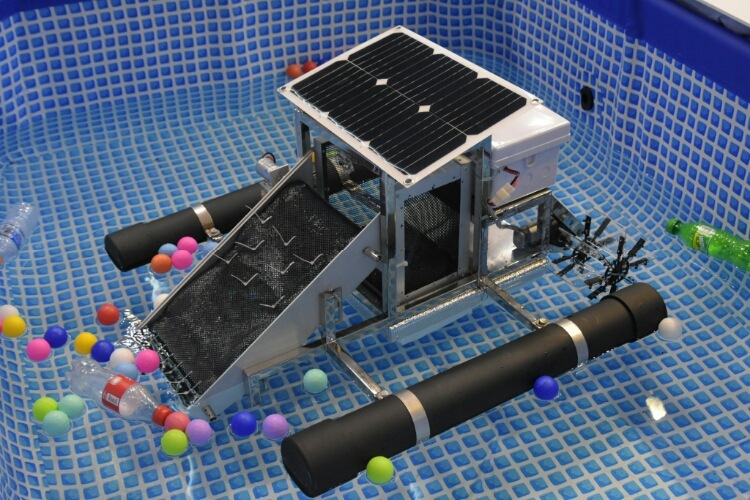 หุ่นยนต์เก็บขยะบนผิวน้ำ (Water Surface Trash Collecting Robot) ในงาน ...