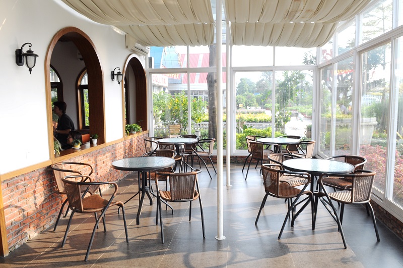 Choose the Perfect Cafe Chairs for Your Cafe to Get More Benefits ...