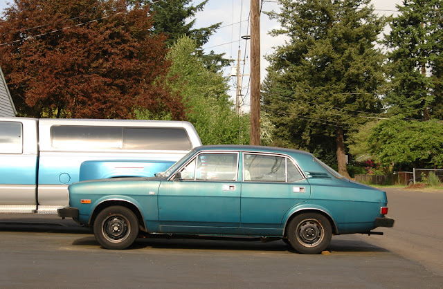 OLD PARKED CARS.: 1975 Austin Marina.