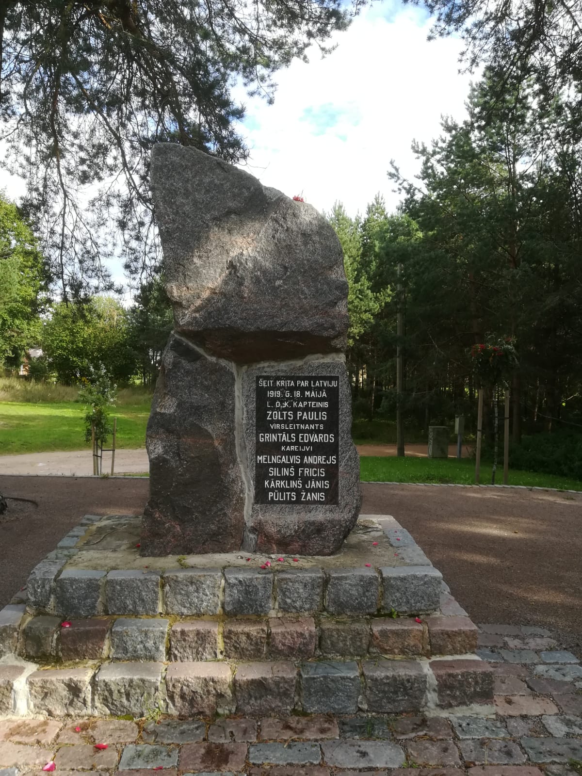 Latviešu karavīru kapi un piemiņas vietas: Slokā Kauguru kāpās ...