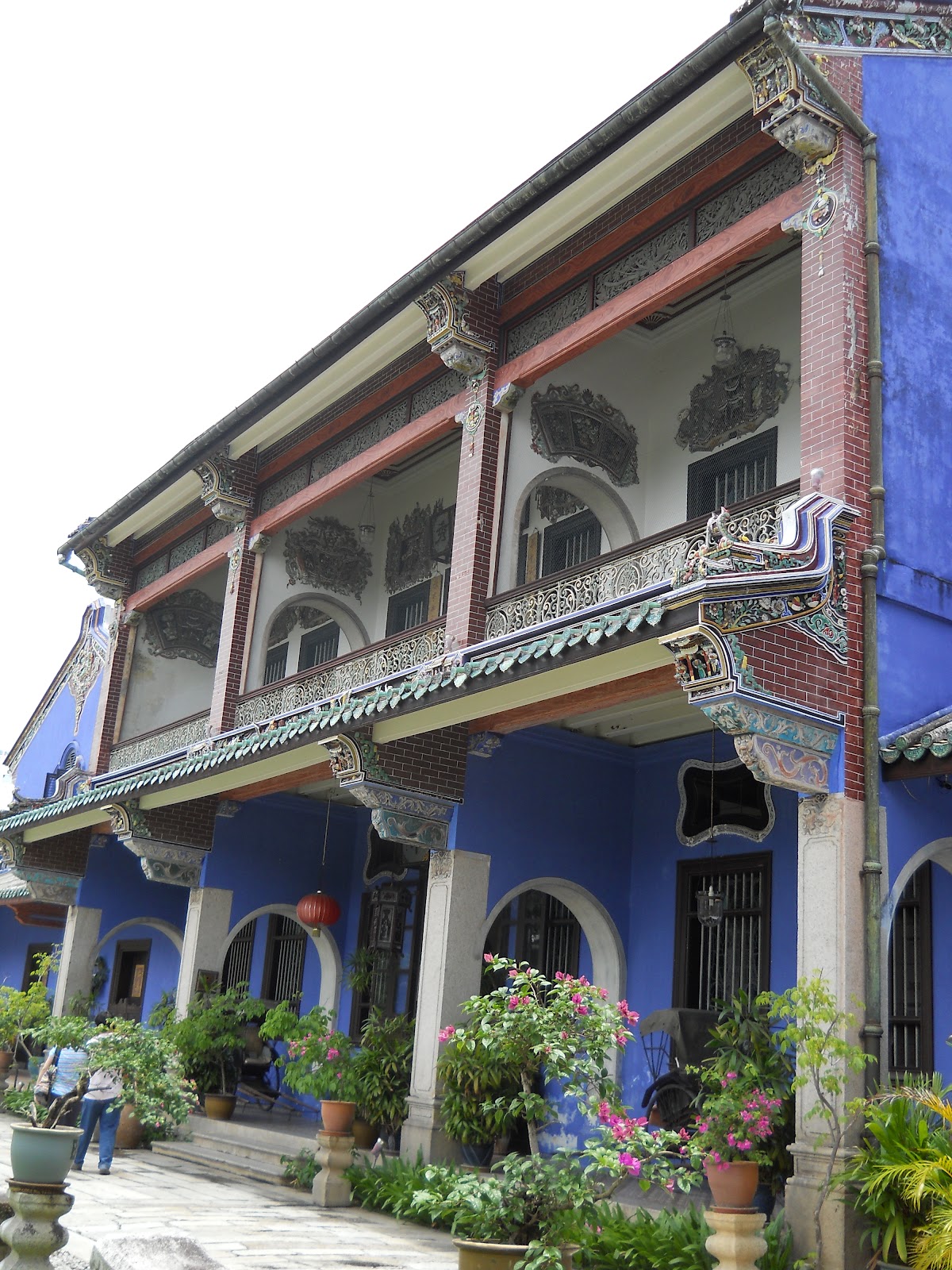 Meanderings: The Blue Mansion - As blue as blue can be