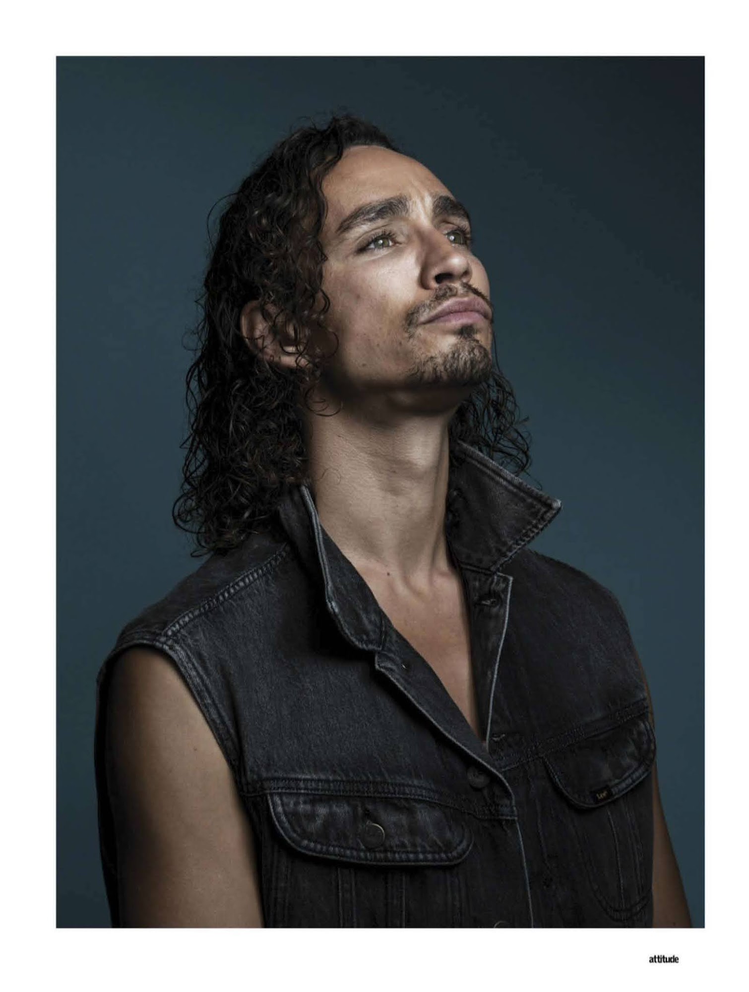 Robert Sheehan para Atittude Magazine en fotos de Joseph Sinclair
