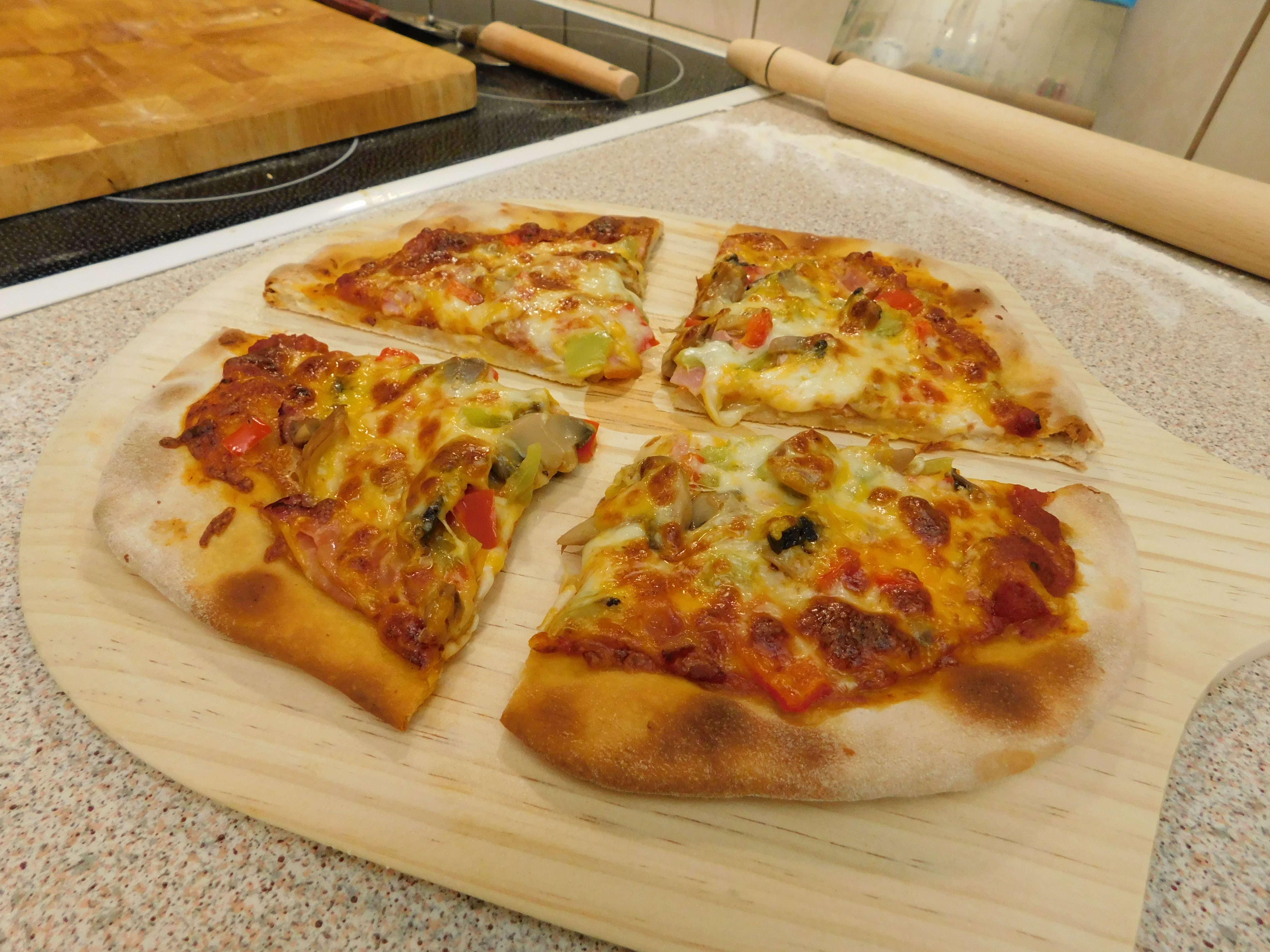 ΠΙΤΣΑ - PIZZA σπέσιαλ λεπτό τραγανό αφράτο ζυμάρι