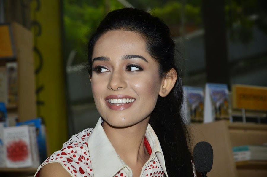 Cute Amrita Rao: Amrita rao ultimate HQ closeup pic during book launch
