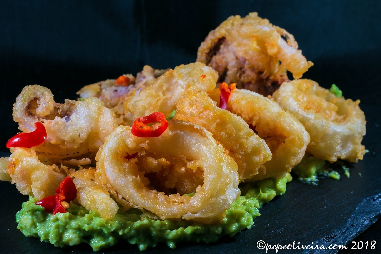 Calamares fritos con puré de aguacate