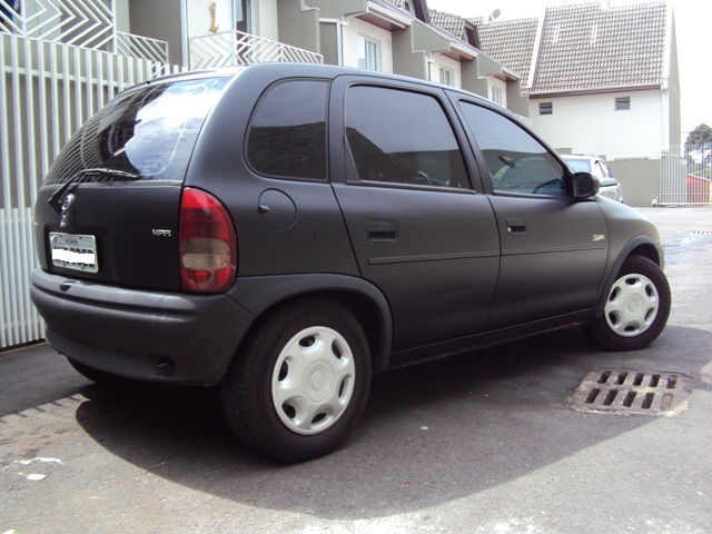 CIA DO BANNER : ENVELOPAMENTO DE VEÍCULO CORSA HATCH EM ADESIVO PRETO ...