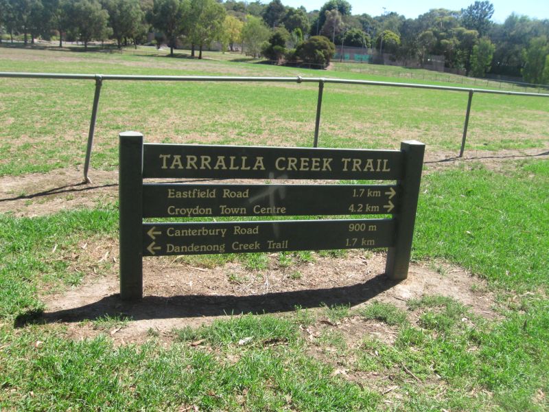 TRACKS, TRAILS AND COASTS NEAR MELBOURNE : Tarralla Creek Trail - Heathmont