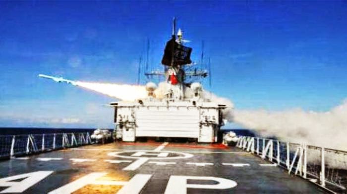 Empat Peluru Kendali "Rudal" Ledakkan eks-KRI Karang Banteng-983 ...