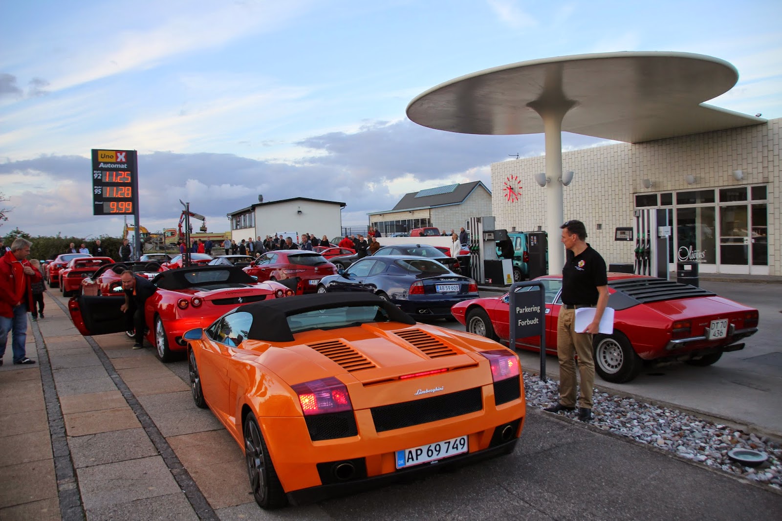 supercar-article: ferrari træf på strandvejen.