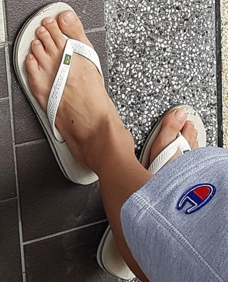 O GAROTO DAS HAVAIANAS BRANCA
