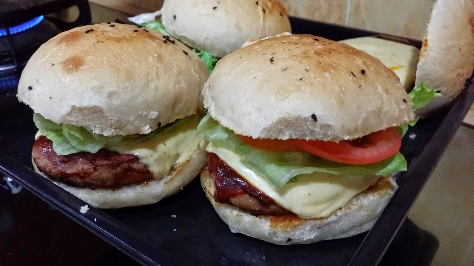 ZULFAZA LOVES COOKING: Burger sedap nyer...