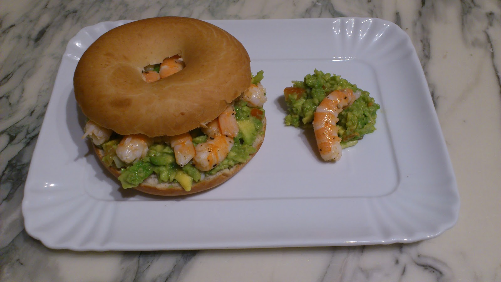 Dans la cuisine d'Hilary: Bagel avocat crevette / Avocado and shrimp bagel