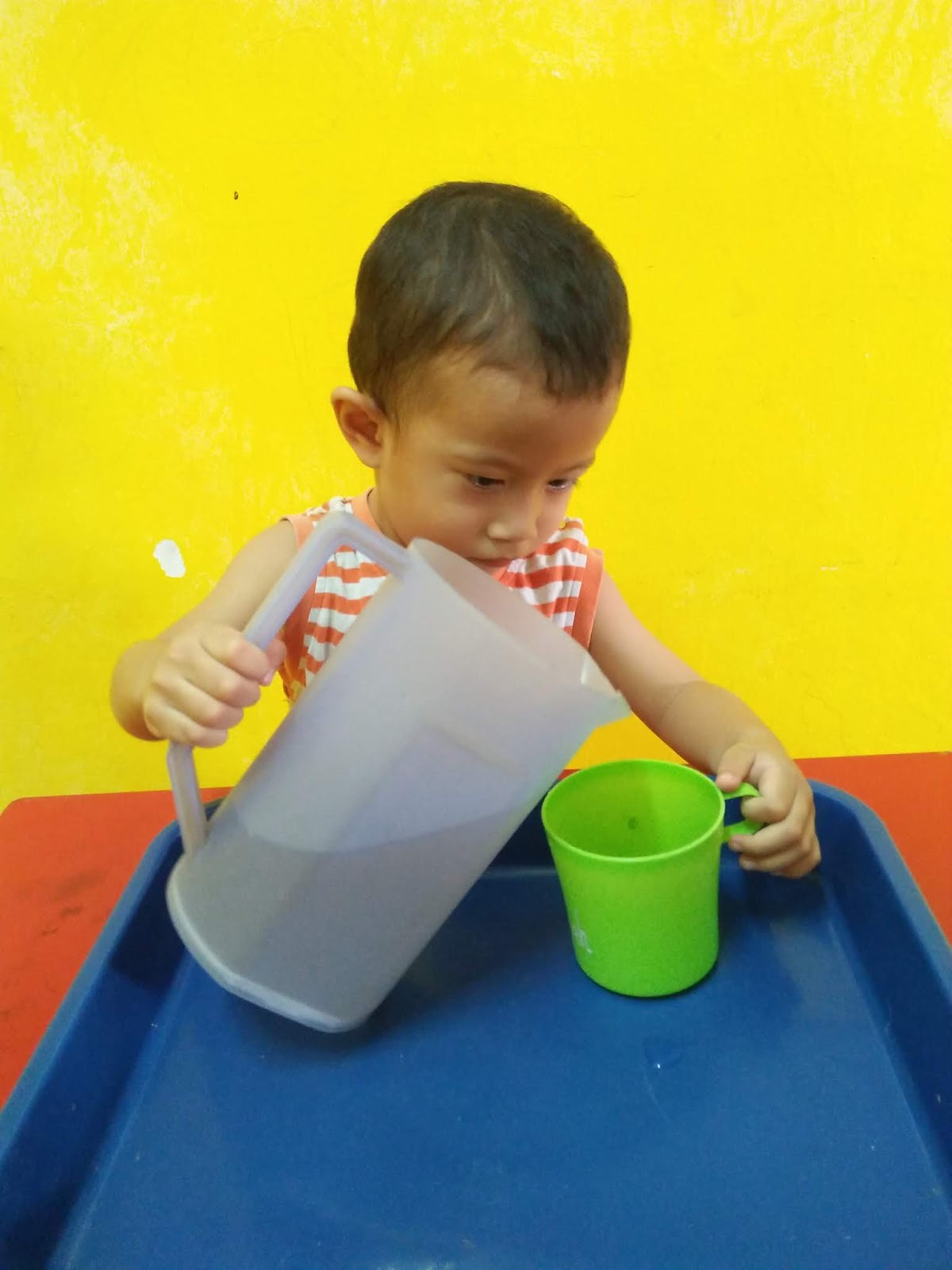 Taska Ummi Ida: Aktiviti 3 Tahun : Aktiviti Menuang Air Ke Dalam Cawan