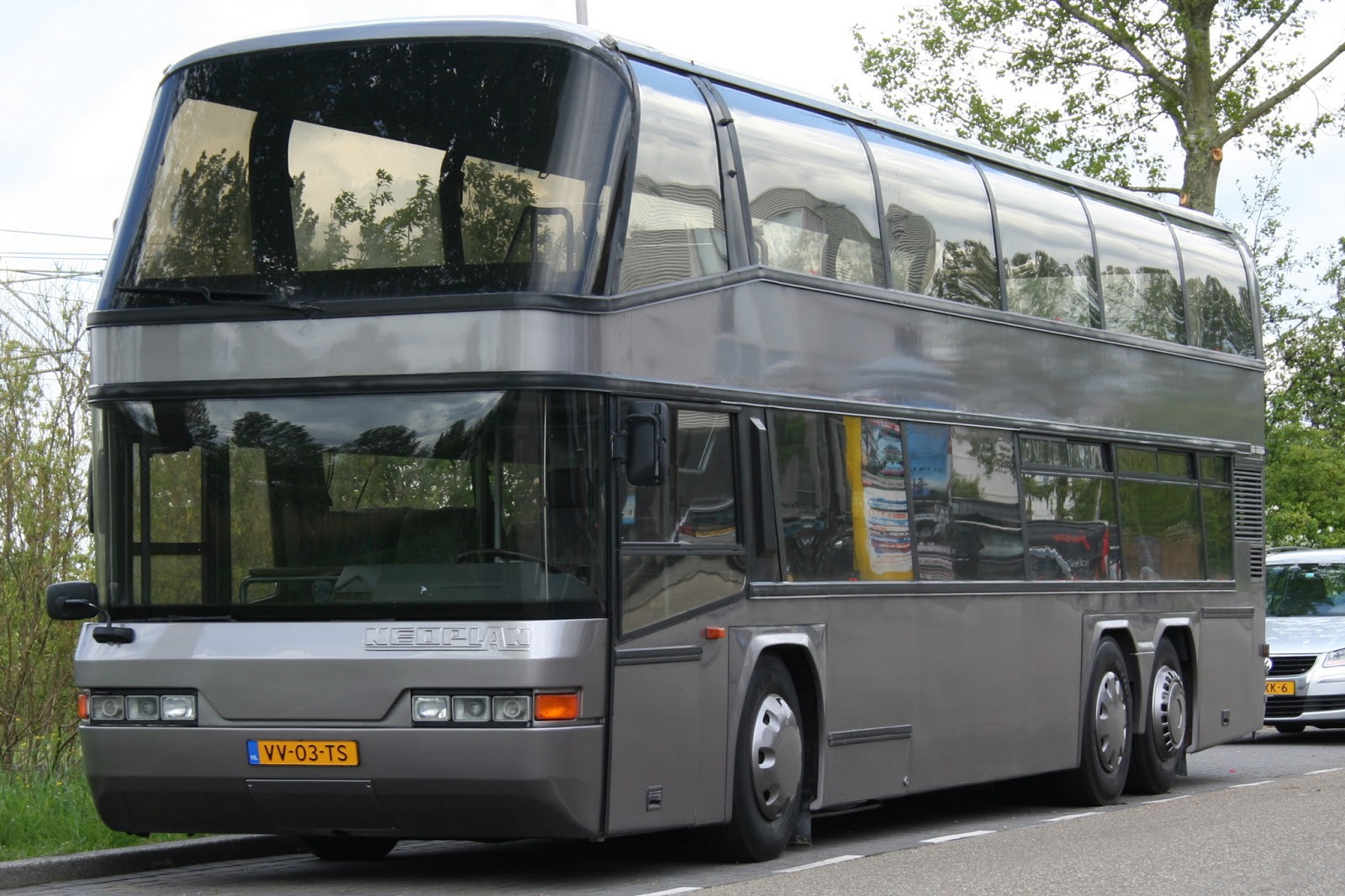 Transformó un Neoplan Skyliner en casa rodante