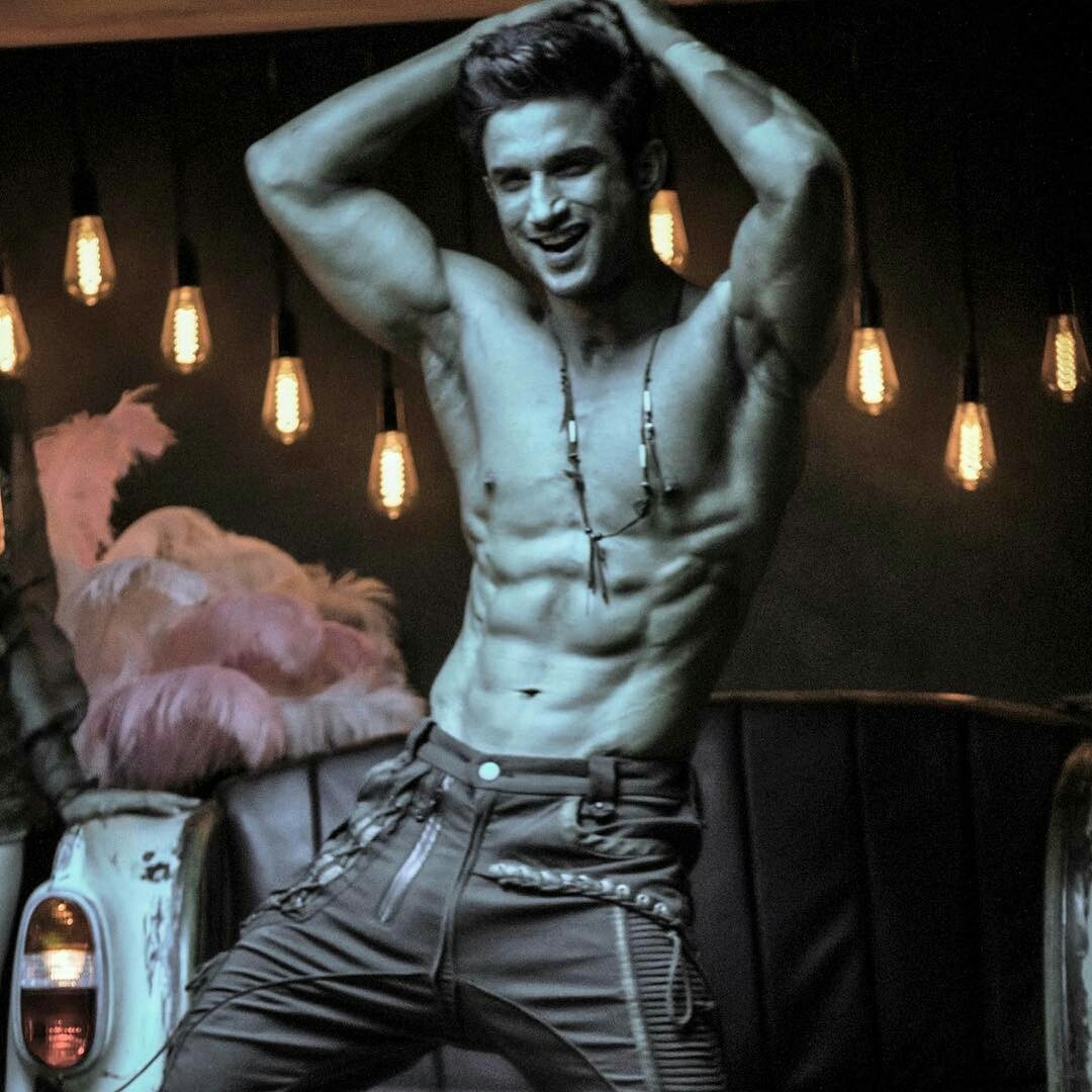 Shirtless Bollywood Men: Sushant Singh Rajput and his fk me abs