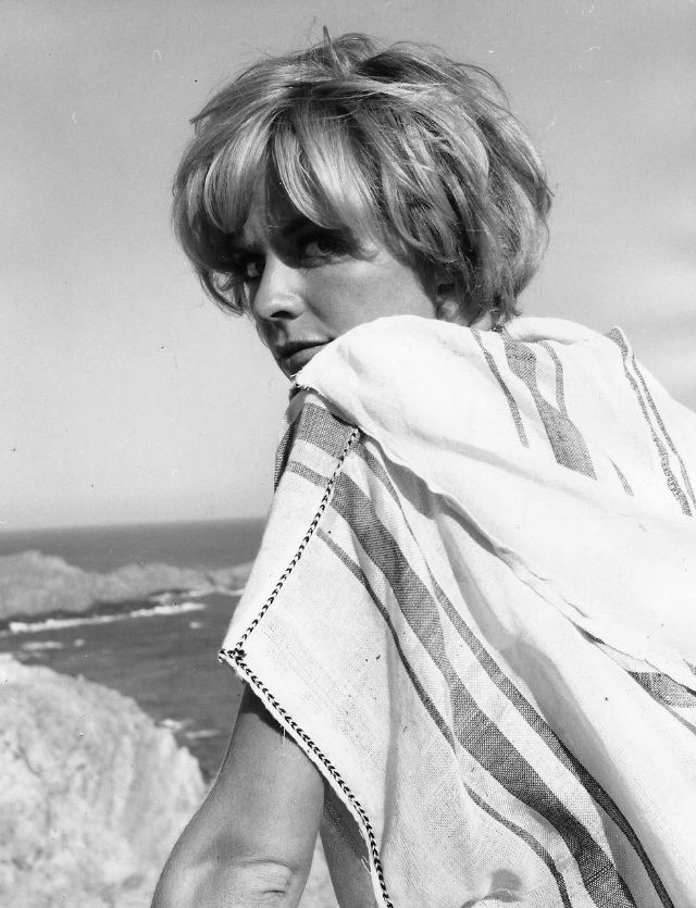 30 Amazing Black and White Photos of a Very Young and Lovely Susannah ...