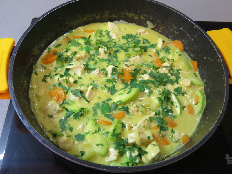 Tomillo, laurel y otras cosas de comer.: PECHUGAS AL CURRY CON VERDURAS