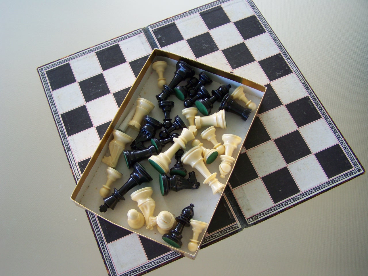 Creating my way to Success: Fabric chessboard set - a tutorial