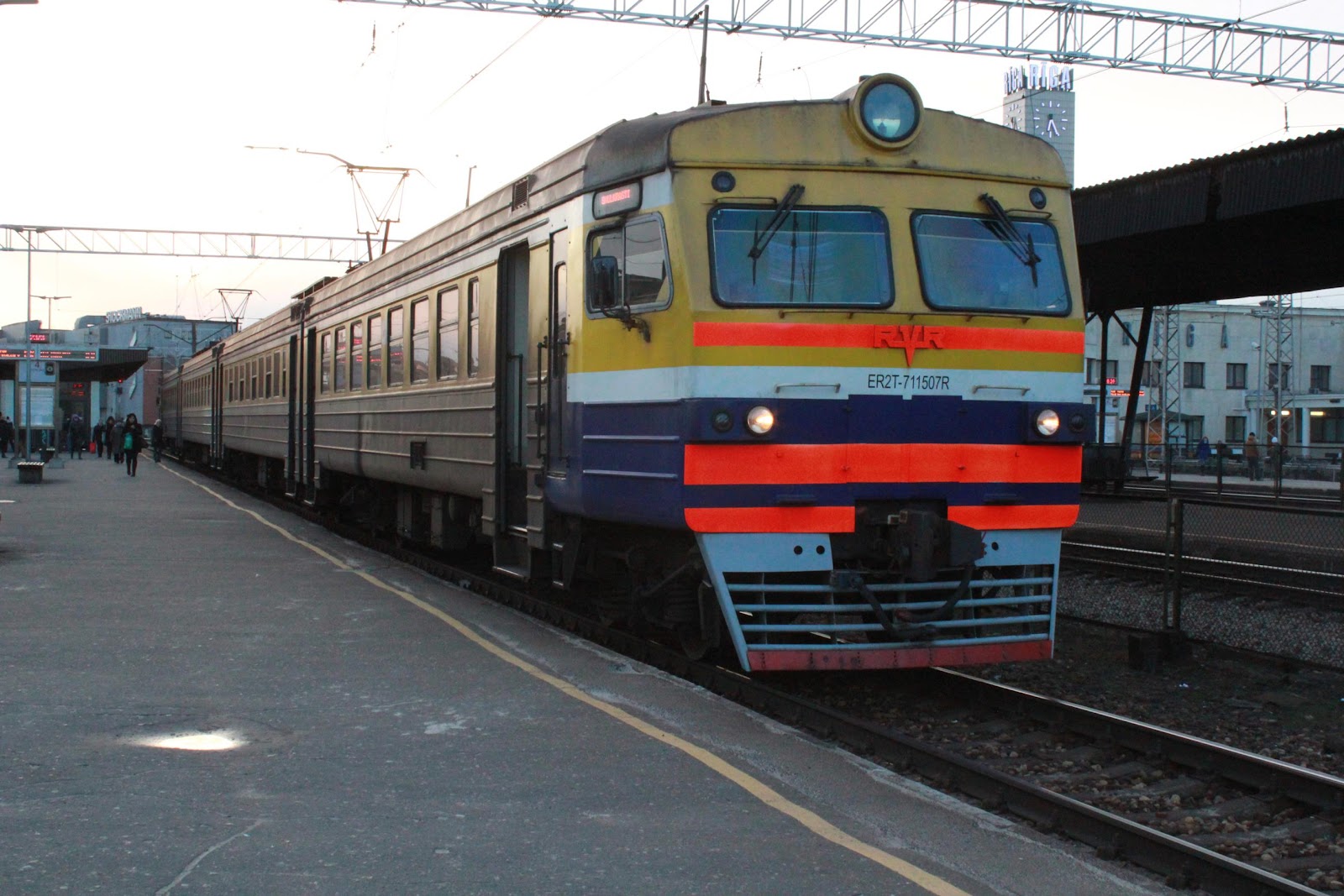 Rails sense fronteres: Uniats de tren ER2T de PV (Letònia )