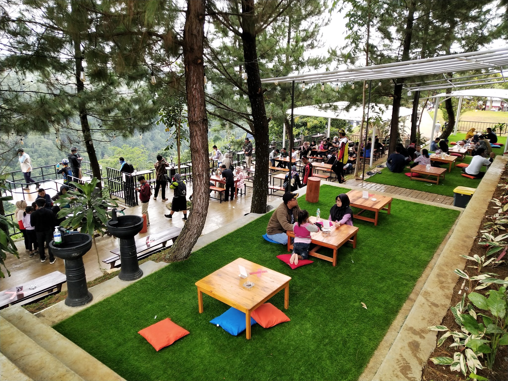 Cafe Elji Lingkung Gunung, Tempatnya 'Ngopi' Bernuansa Alam