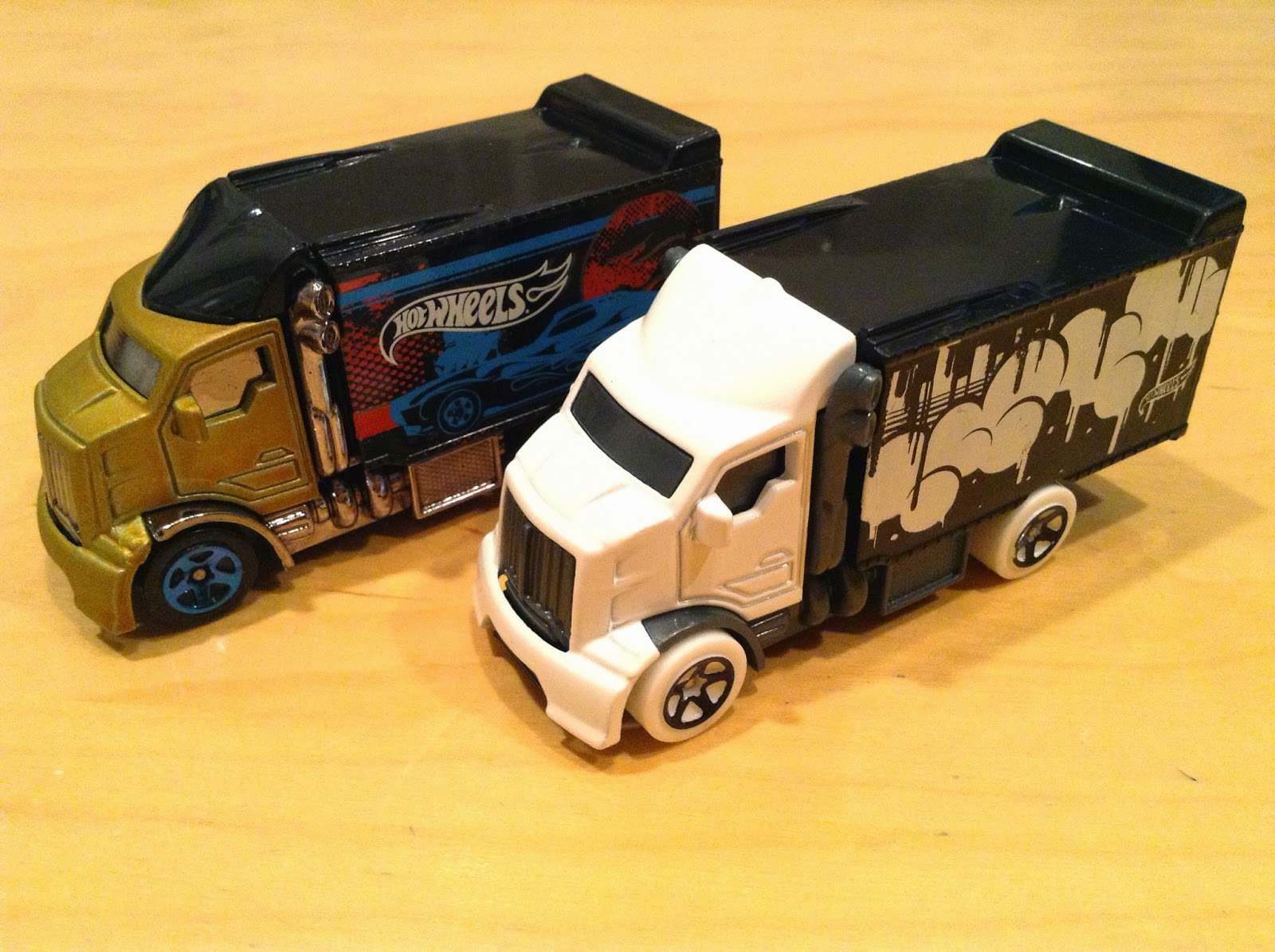 JULIAN'S HOT WHEELS BLOG: Hiway Hauler 2 (2012 and 2015 Mainline Version)