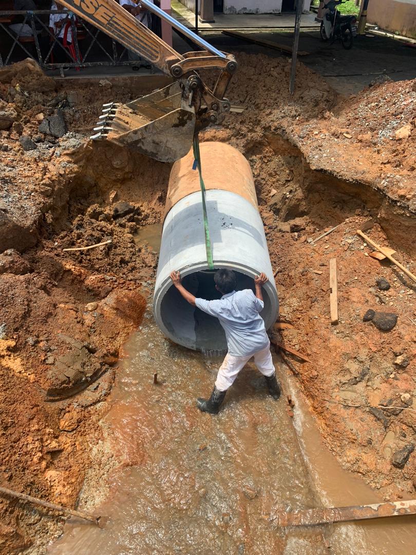 Kerja-kerja membaiki mendapan di laluan hadapan gerai akibat hakisan ...