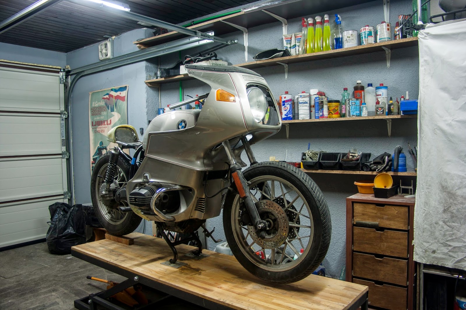 Oil stain garage: My BMW R100RS custom project