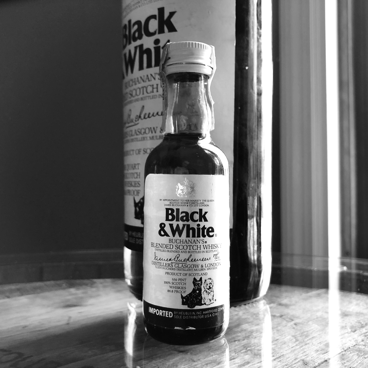 Diving for Pearls: Black & White blended whisky, bottled mid-1970s (1/ ...