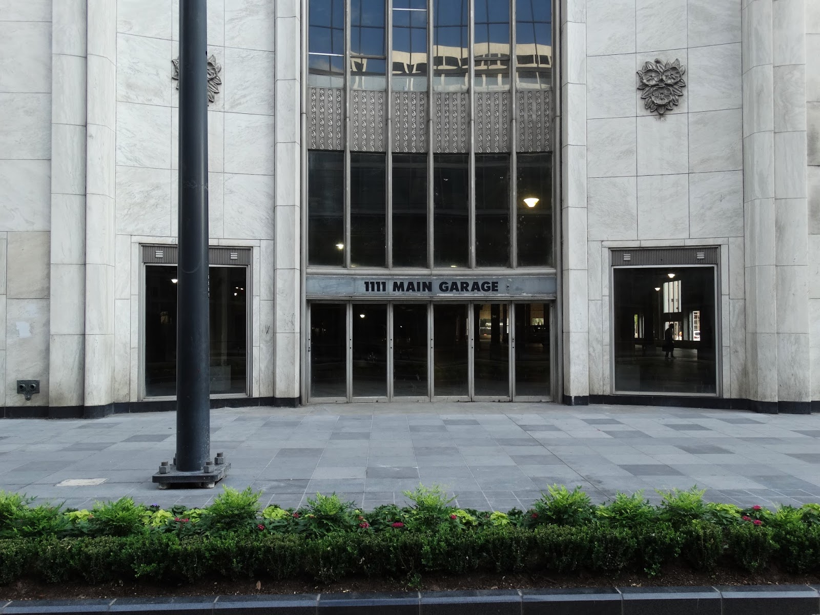 Houston in Pics: The Sakowitz Building: Department Store to Garage Conv