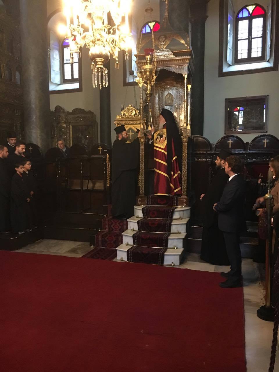 ΦΩΣ ΦΑΝΑΡΙΟΥ: Η ΧΕΙΡΟΘΕΣΙΑ ΤΟΥ ΝΕΟΥ ΑΡΧΙΔΙΑΚΟΝΟΥ ΣΤΟ ΦΑΝΑΡΙ (ΦΩΤΟ)