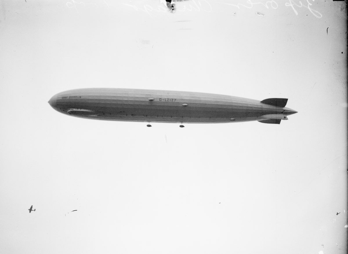 LZ 127 Graf Zeppelin Flying Over Chicago: Vintage Snaps of People ...