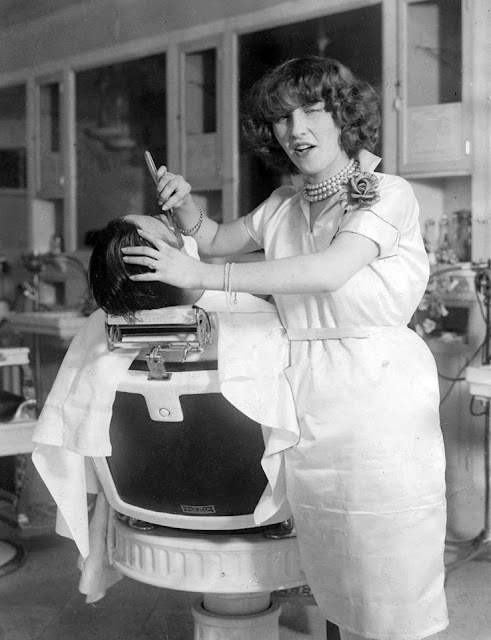 La primera mujer "barbera" en Nueva York. 1927.