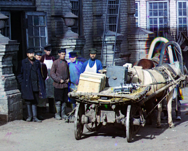 30 Extraordinary Color Photographs That Capture Everyday Life in Russia ...