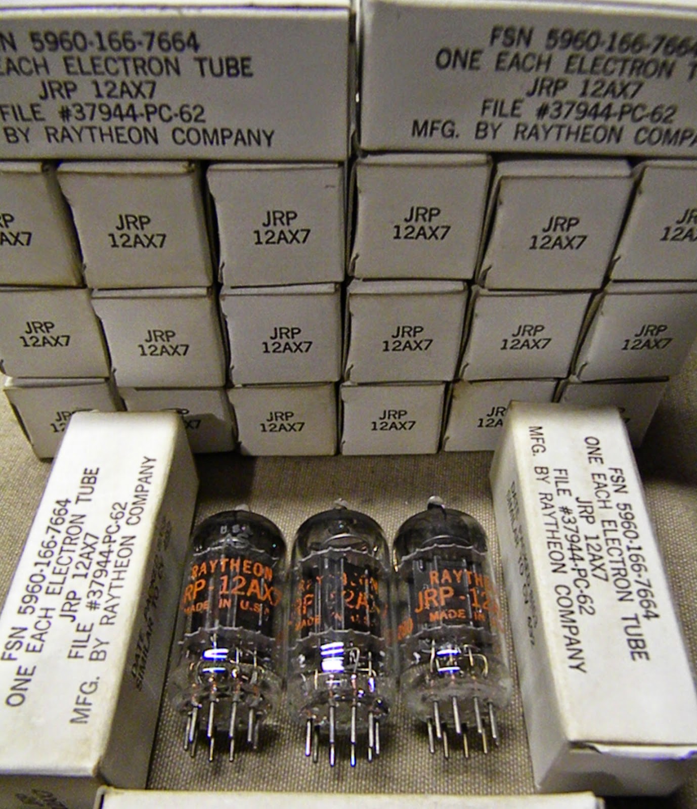 NOS Tube Store: RAYTHEON JRP 12AX7 Long Black Plates USA 1962