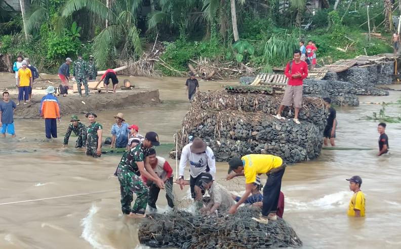Warga Gotong Royong Membuat Jembatan Darurat Bersama TNI