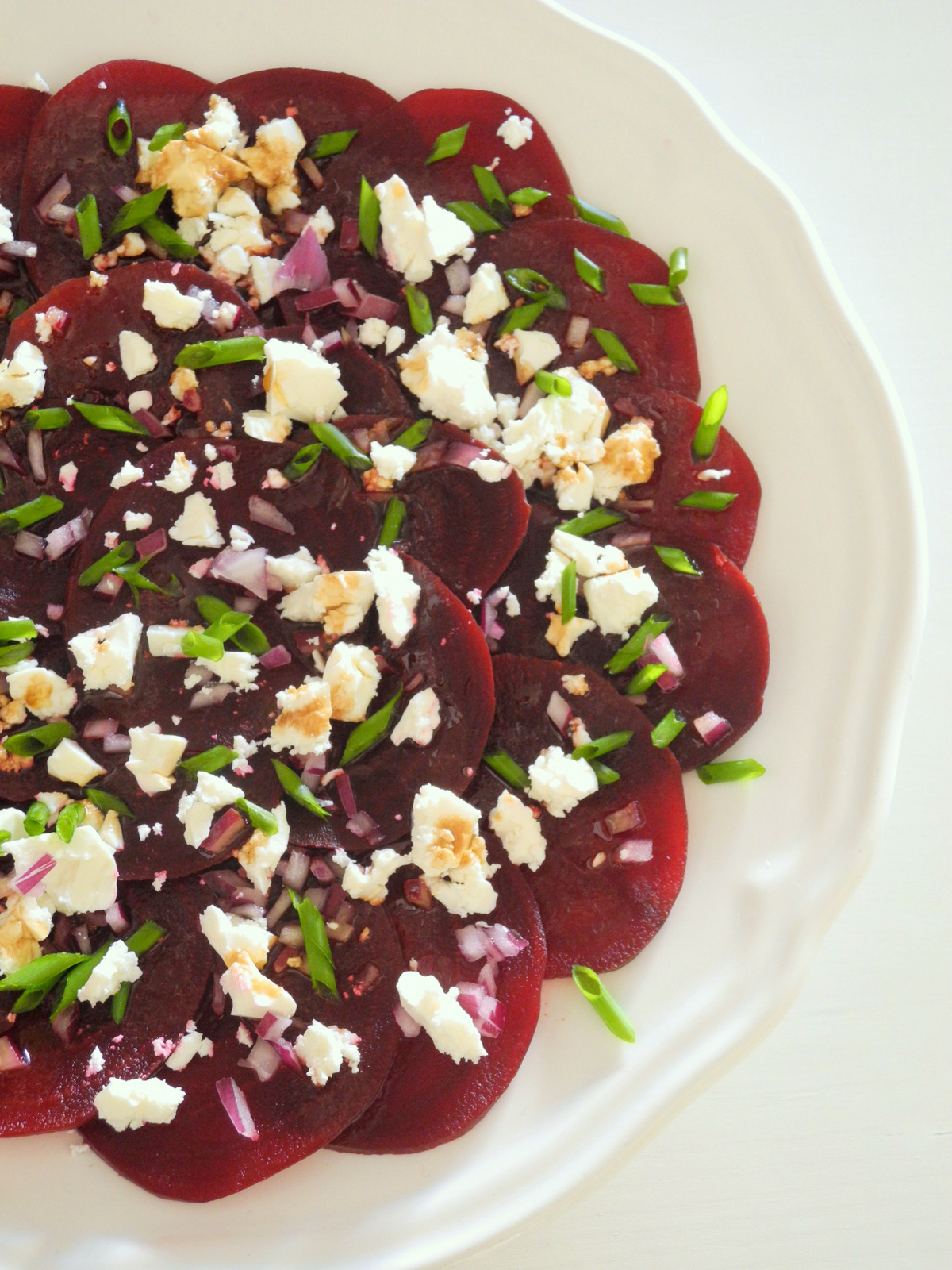 O Meu Tempero: Salada de beterraba com queijo feta, cebola roxa e cebolinho