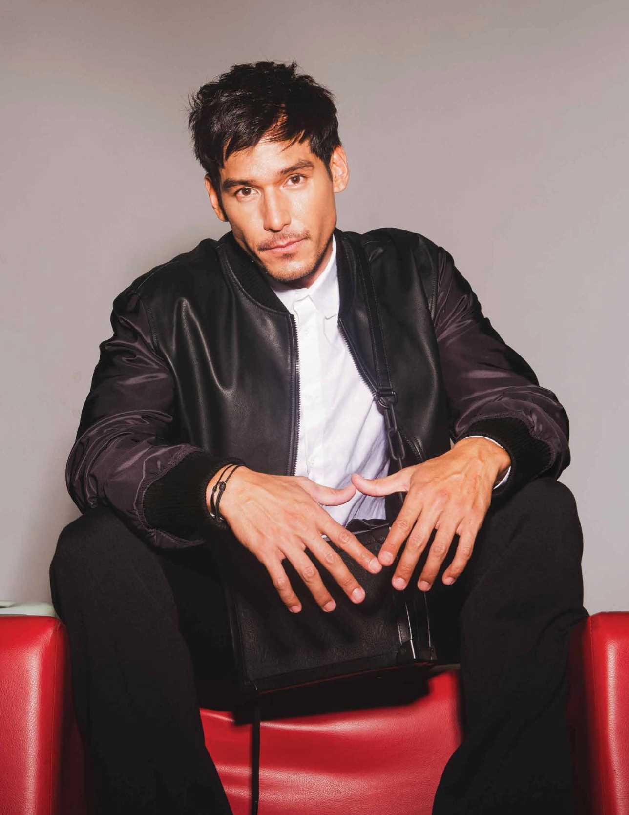 Richard Kyle se enfunda en look de Louis Vuitton para el número de ...