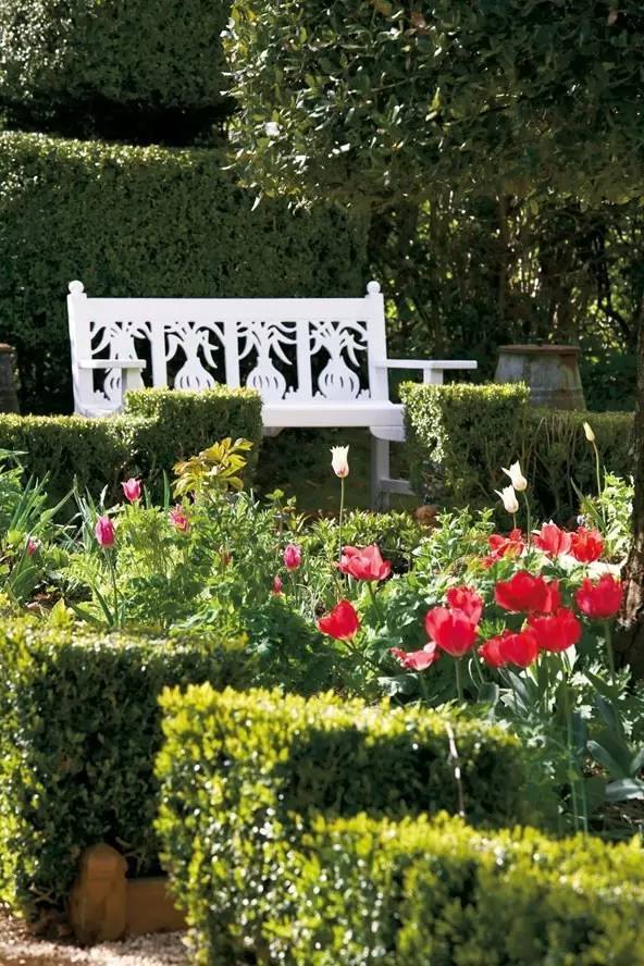 Eye For Design: Landscape With Old World Style Garden Benches