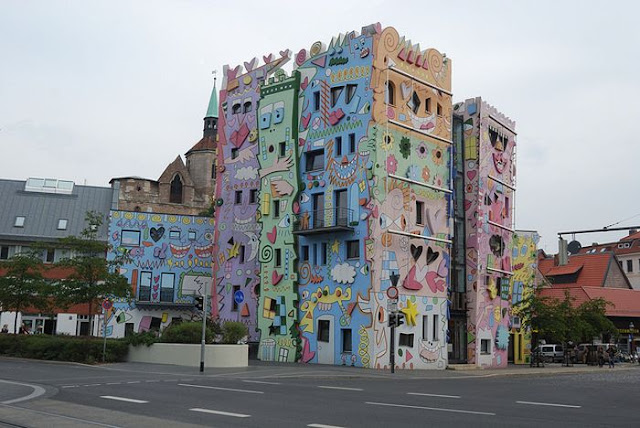 The Happy Rizzi House (17 pics)