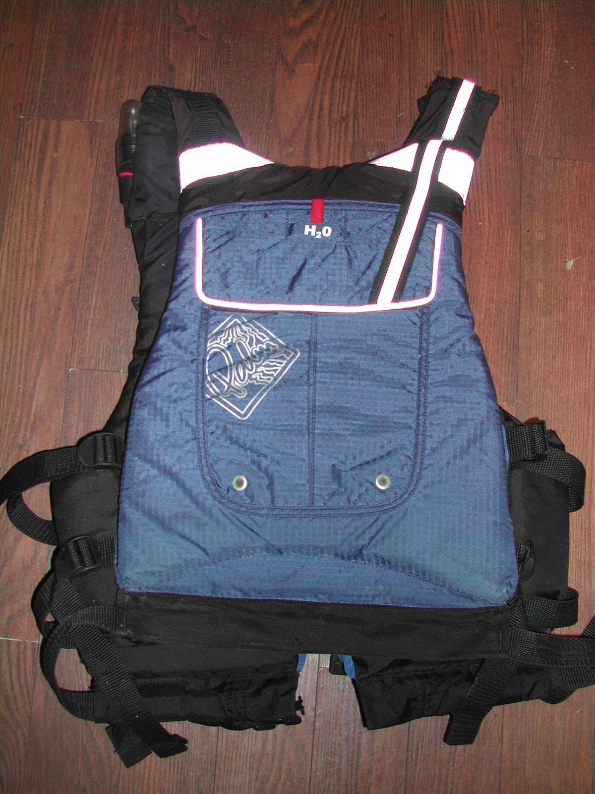 Kingfisher yaking: PFD Safety knife and Strobe light