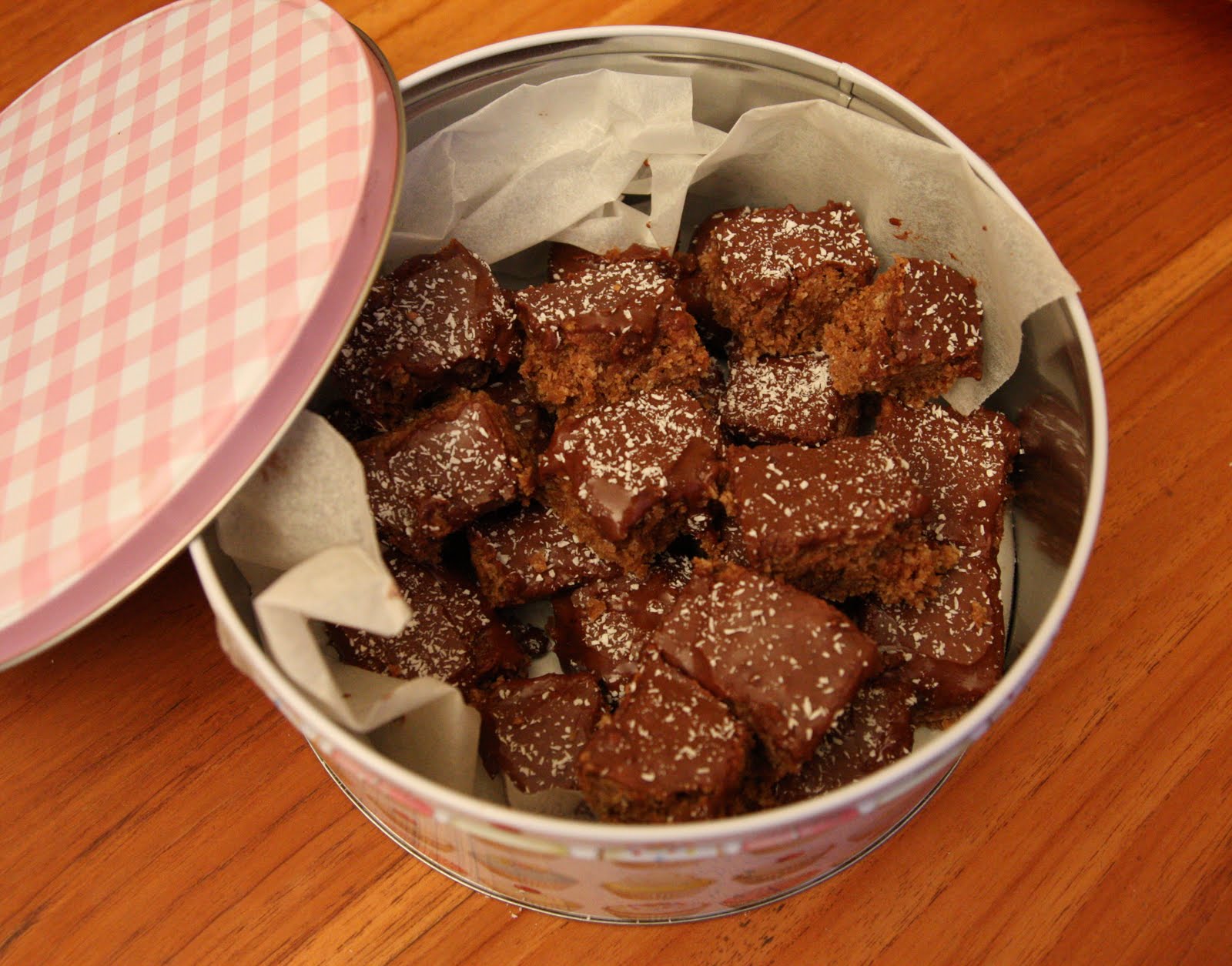 Hello Vintage: Nom, Nom Weet-Bix Cake
