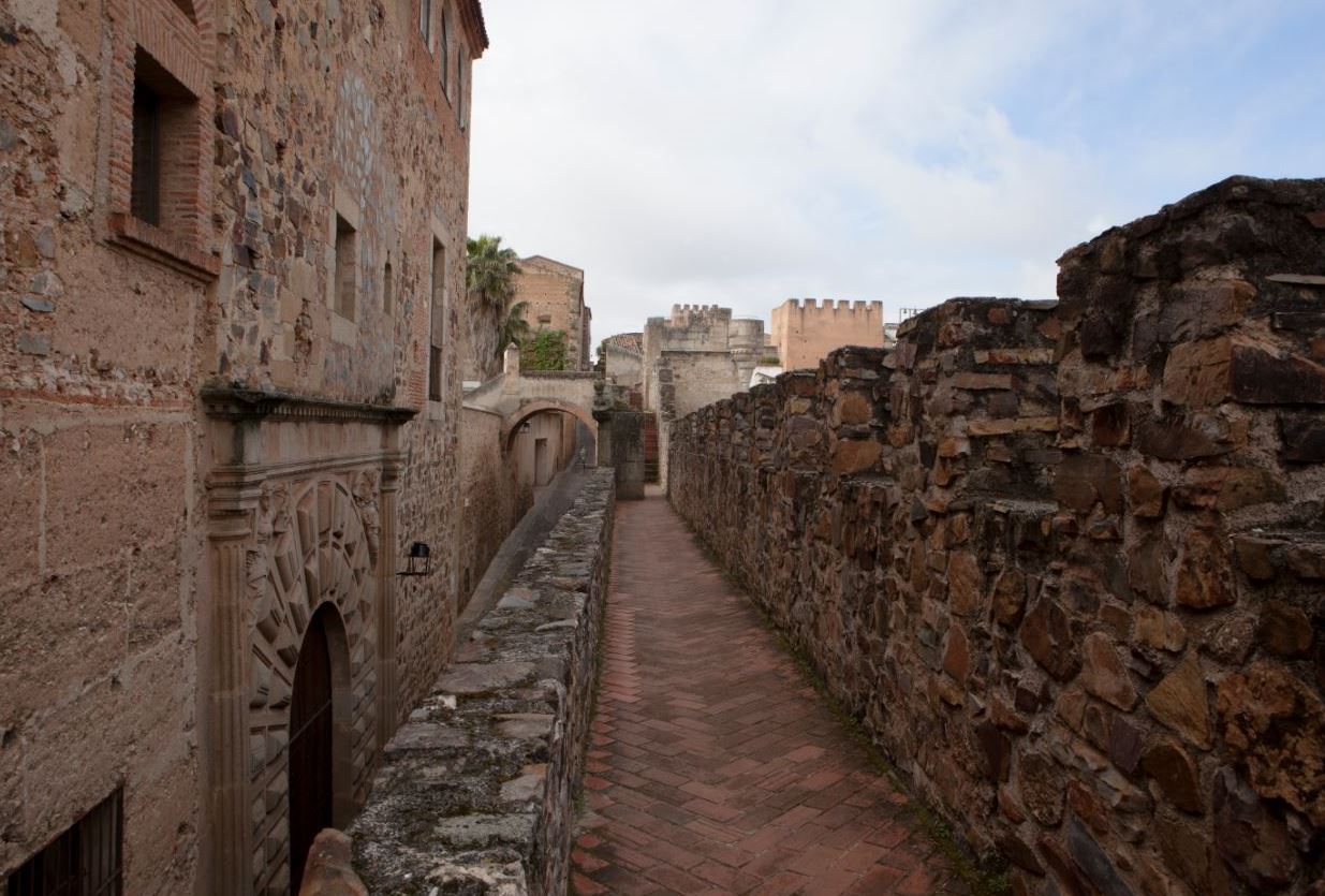 aire de Al-Ándalus: Cáceres. Torres y muralla almohade.