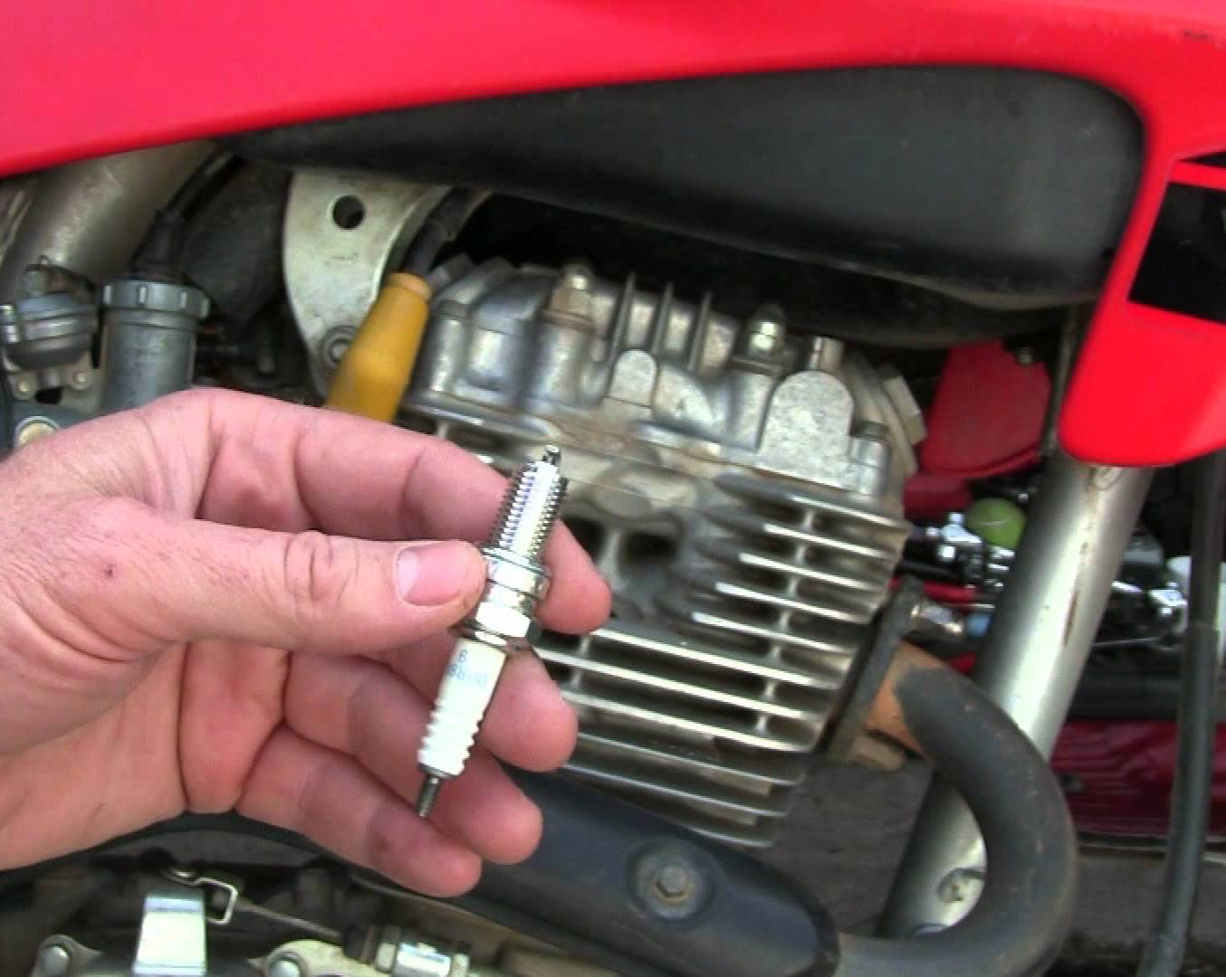 Mengenal Busi Pada Sepeda Motor - Ate Breaker