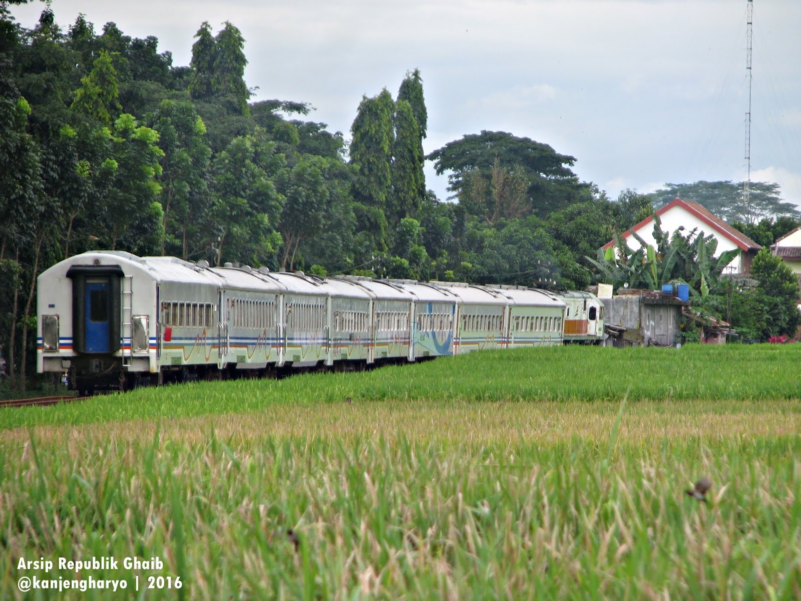Kereta Api Indonesia: KA Malioboro Ekspres Memasuki Stasiun Ngebruk