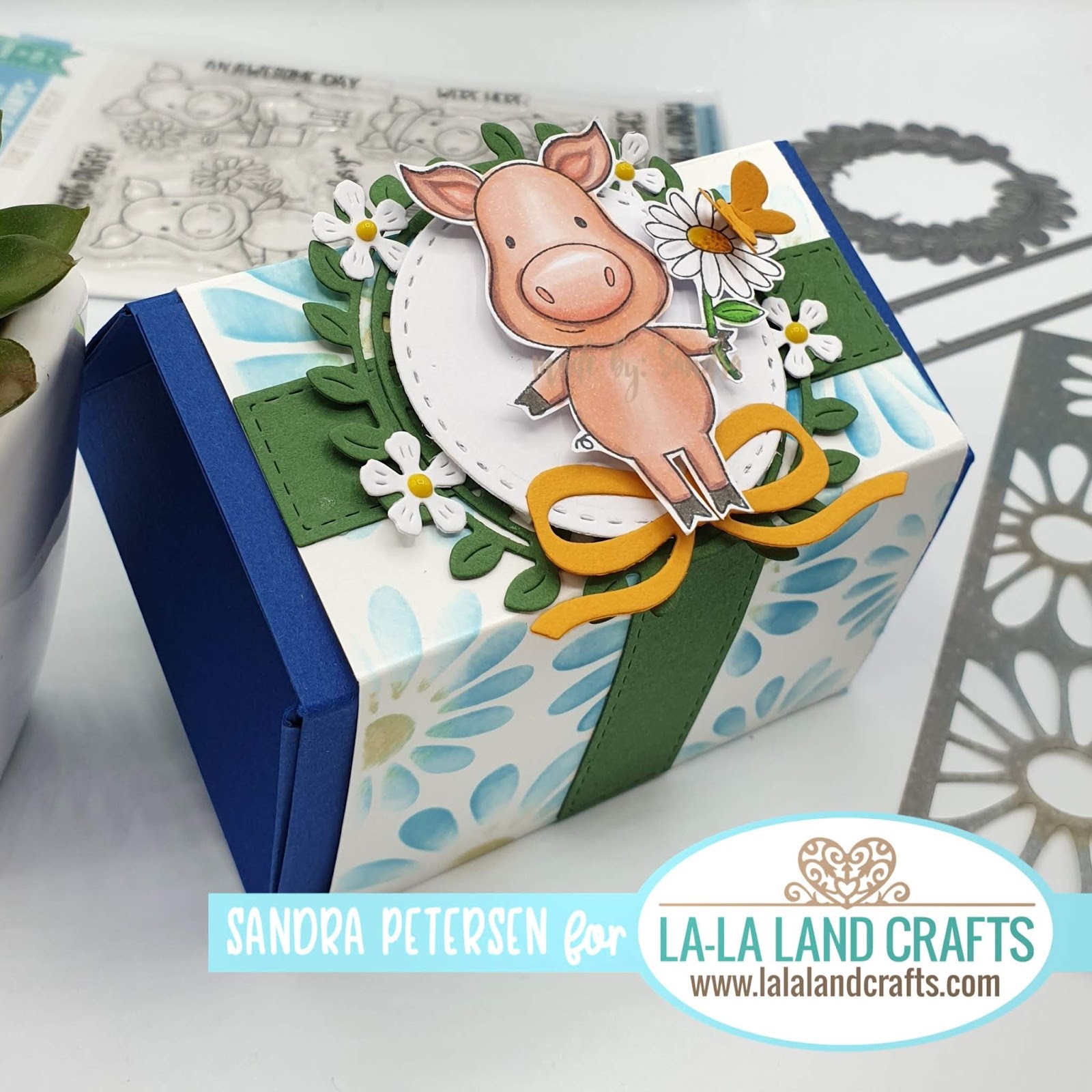 Addicted to Creativity: Tutorial Thursday - Super easy and fun trapeze box