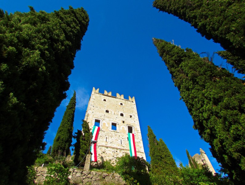 Voglio andare a vivere in montagna!: VISITA AL CASTELLO DI ARCO, FIORE ...