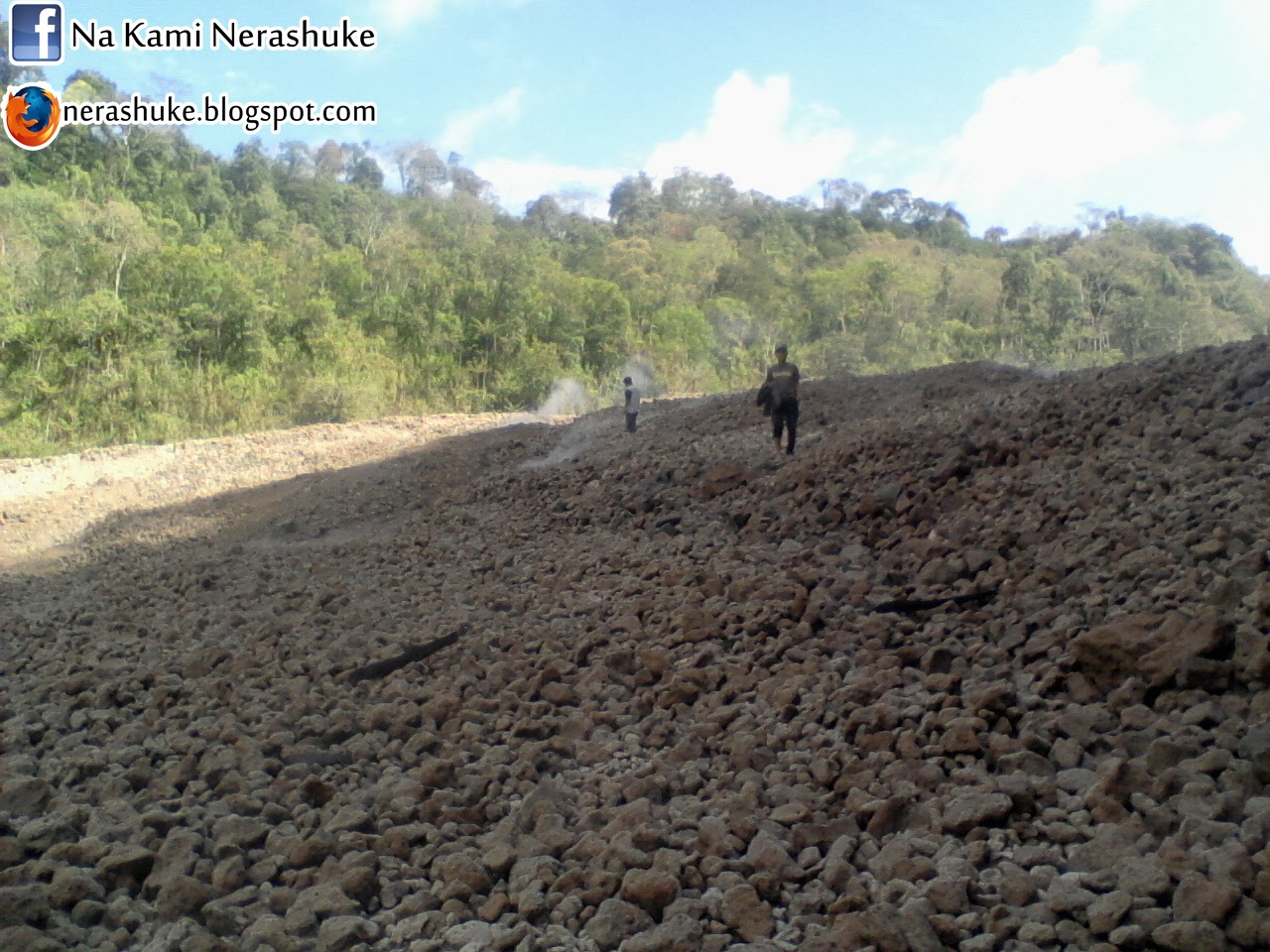 DOKUMENTASI BATU-BATU VULKANIK GUNUNG KELUD YANG MENGGUNUNG DI DEKAT ...